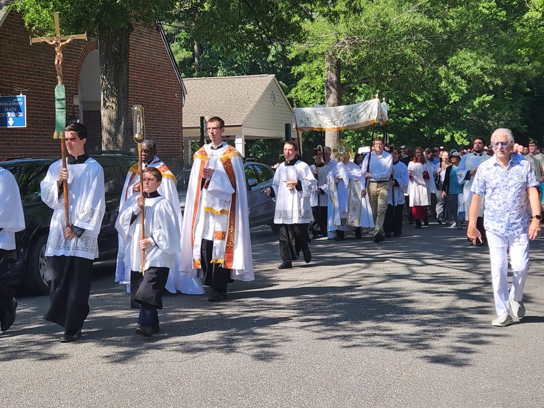 Catholic pilgrimage passes through Williamsburg on cross-country ...